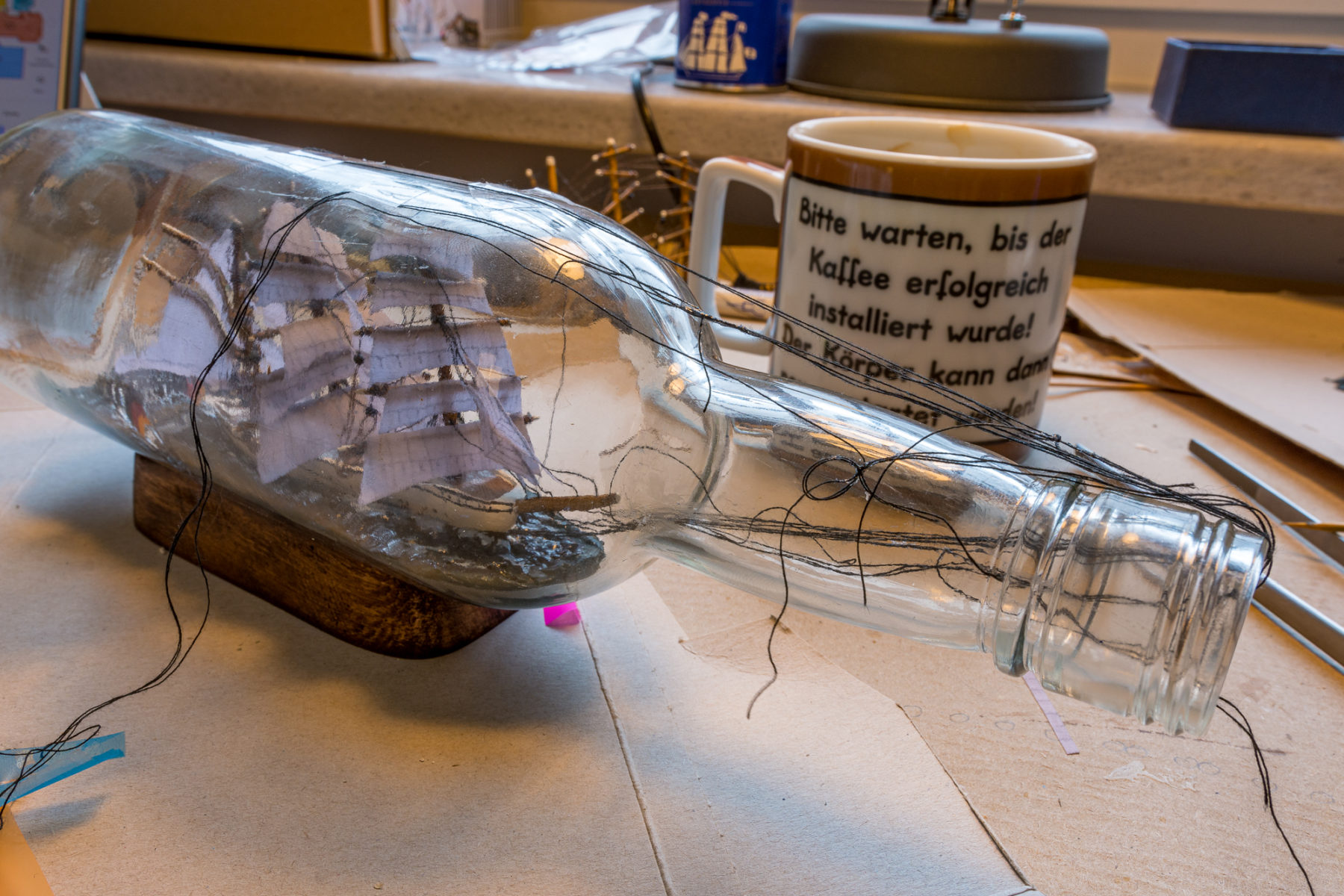 [Buddel-Bini Gorch Fock] Wie kommt das Schiff in die Flasche? So ...